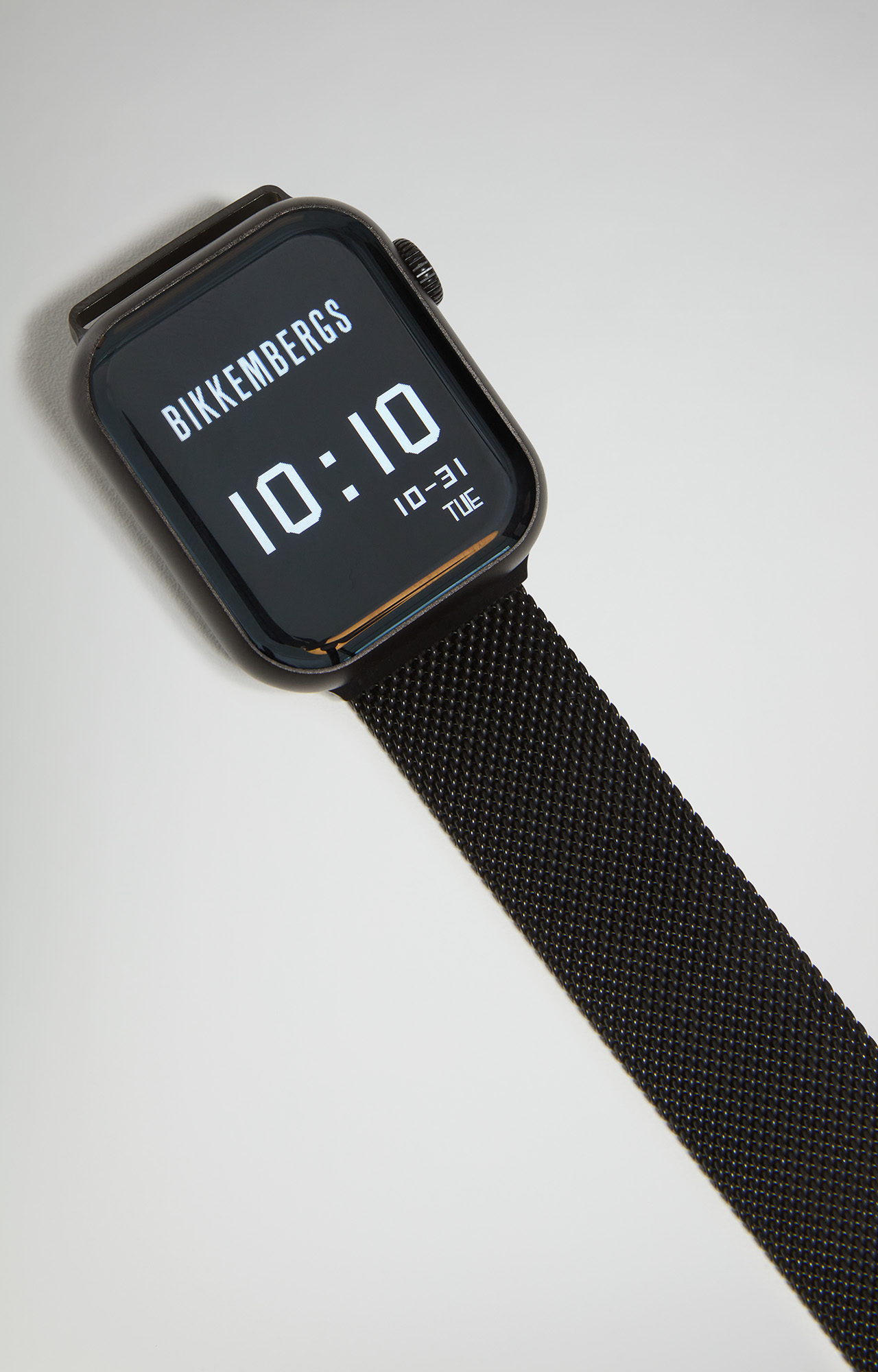 Wireless charging smartwatch | Bikkembergs